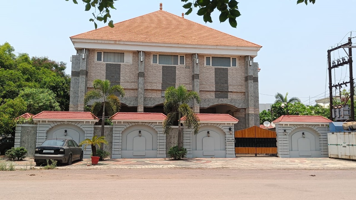 CG Liquor Scam: कोर्ट में पेश करने से पहले पप्पू ढिल्लन के घर EOW की दबिश, सील की गई आलमारियों ...